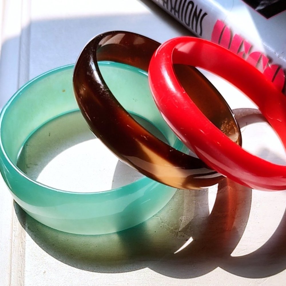 1960s Vintage Mod Moon Glow Lucite Bangle Bracelets S… - Gem
